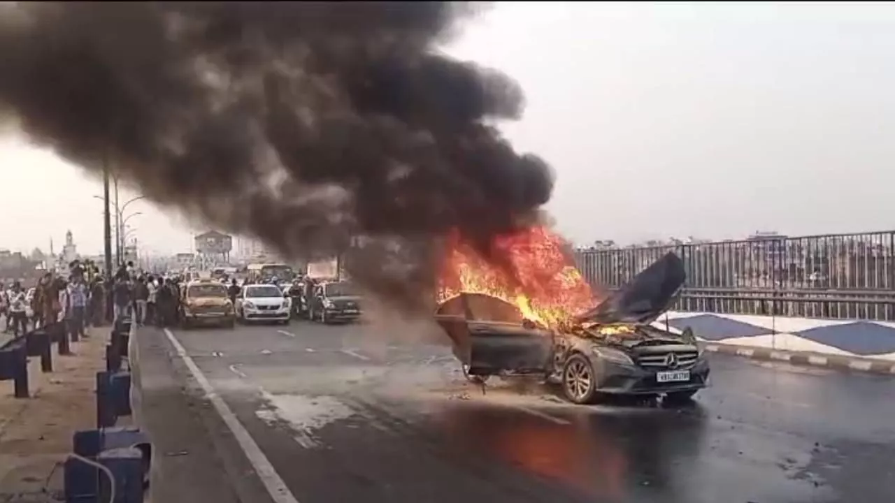 Luxury car catches fire on second Hooghly Bridge, halts traffic | see image