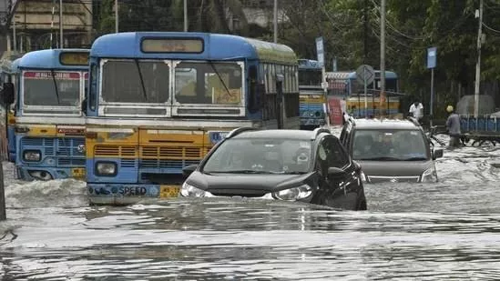 39-years record rainfall shatters Kolkata & Howrah: Deadly deluge leads ...